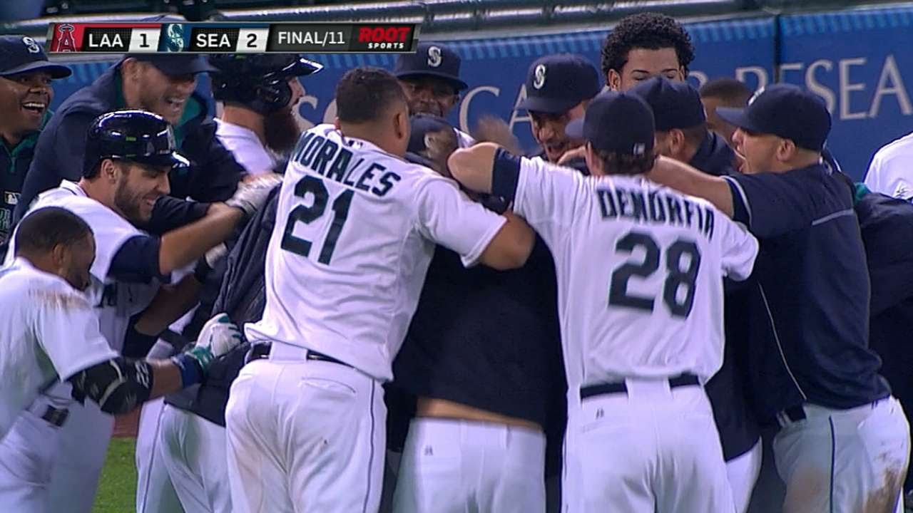 Mariners walk off on forceout in 11th - YouTube