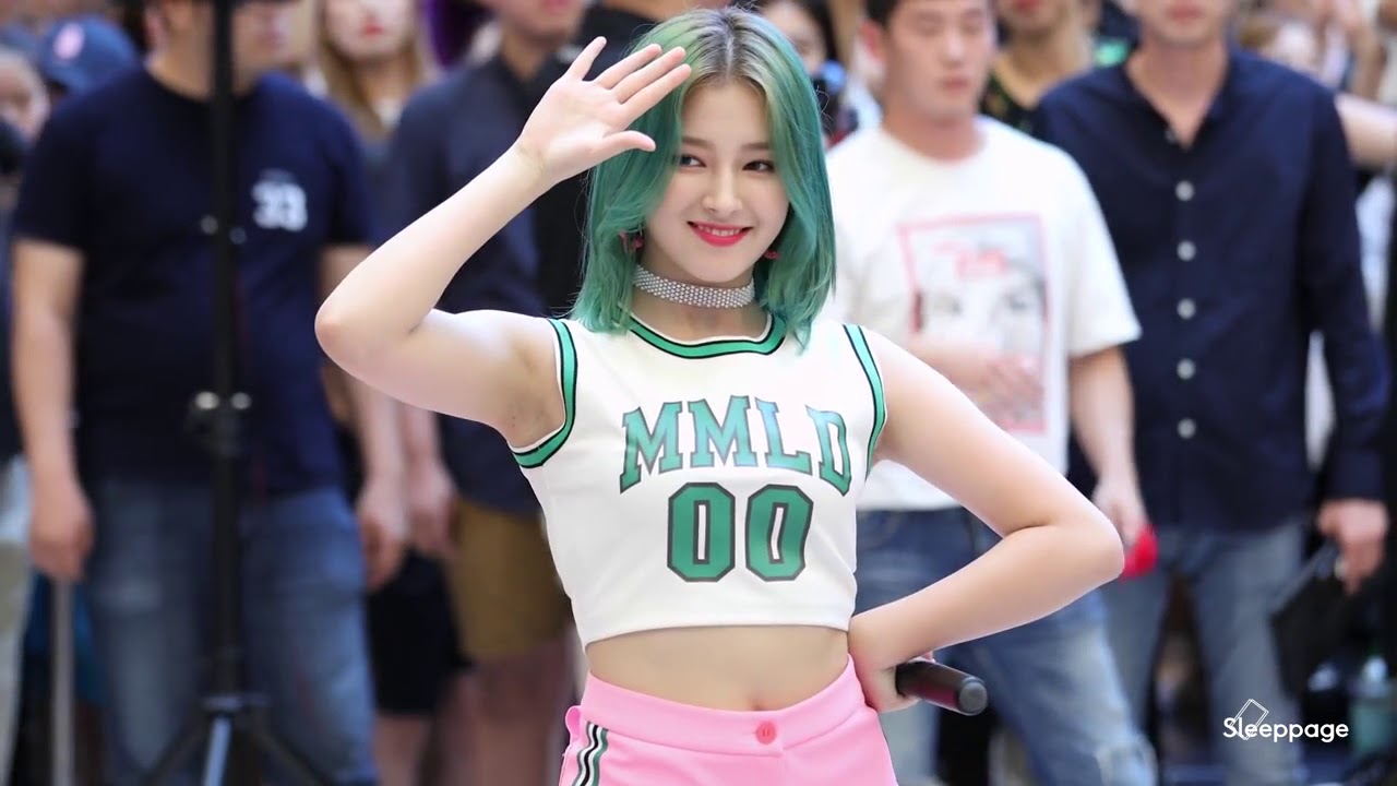 4K 180708 모모랜드 MOMOLAND 배앰 BAAM 낸시 NANCY @ MV 조회수 2500만 달성 게릴라 By Sleeppage - YouTube