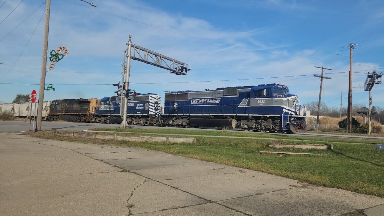 LSRC 6432, LSRC 6302, & CSX 121 Soutjboumd Bridgeport - YouTube