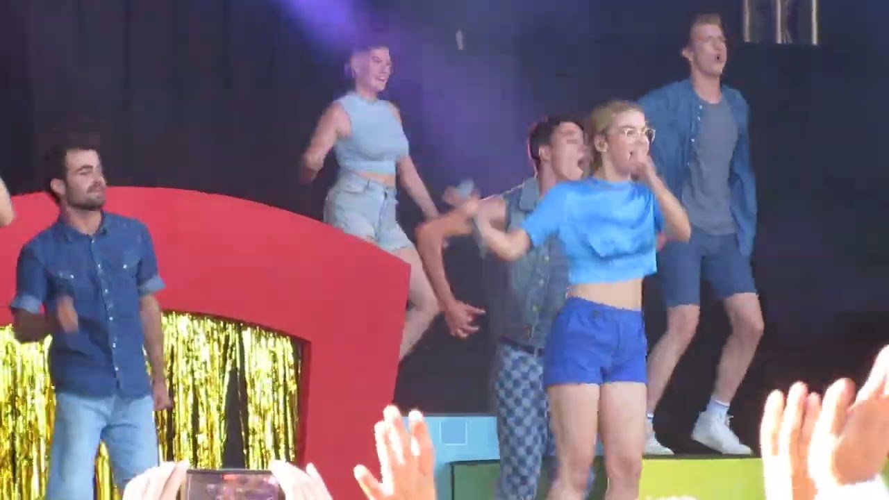 Like Me optreden Like Me Ketnet Zomertour Sint Niklaas 2022 - YouTube