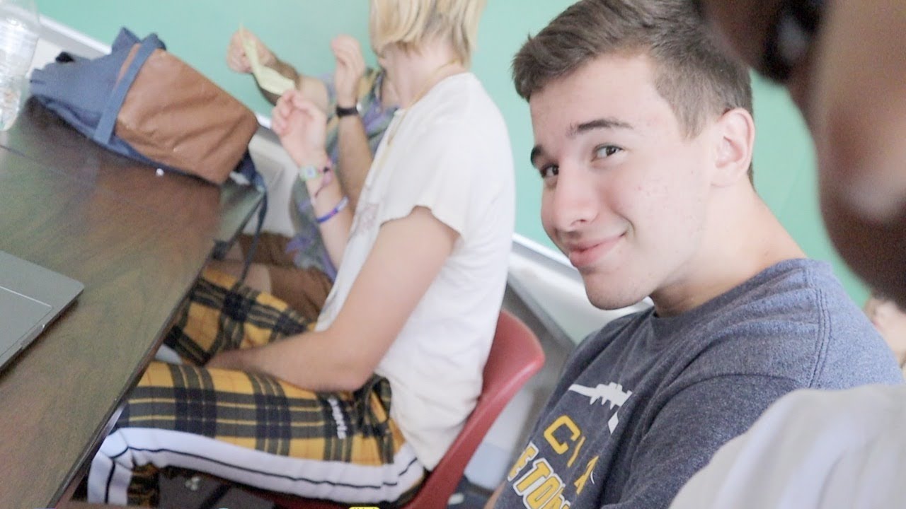 First Day of School Vlog | COLLEGE VLOG - YouTube