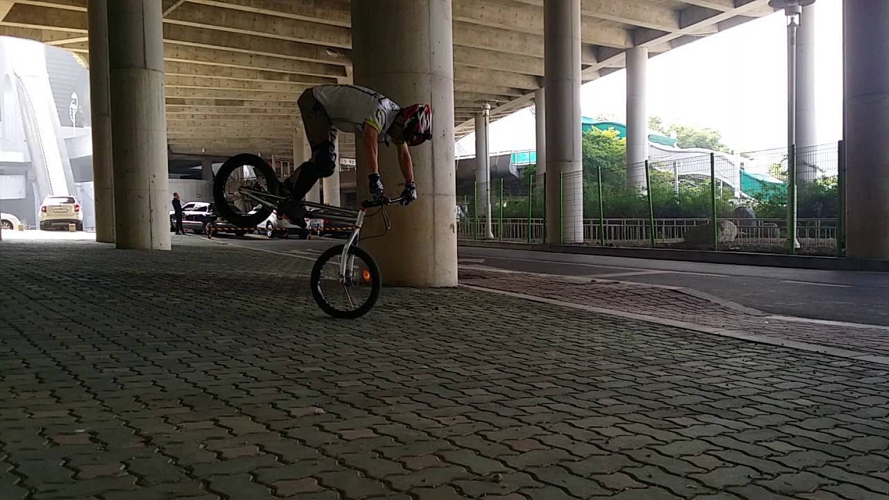 trial front wheel hopping - YouTube