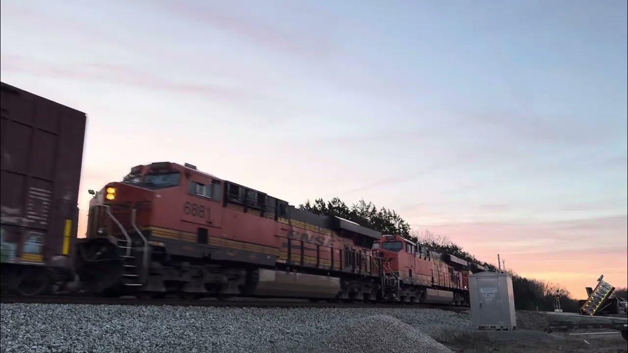 BNSF SD70ACe 9227 w/ Nice K5LLA Leads CSX M585-19 on 3/19/25 - YouTube