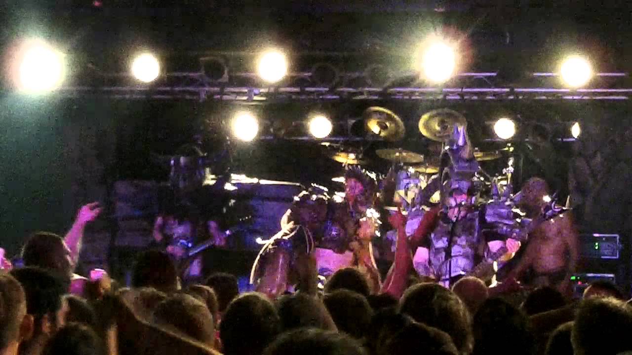 Blood Squirting saw at the Gwar show - YouTube