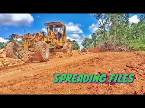 A MOTORGRADER SPREADING FILES OF ENBANKMENT||LG2H GRADER - YouTube