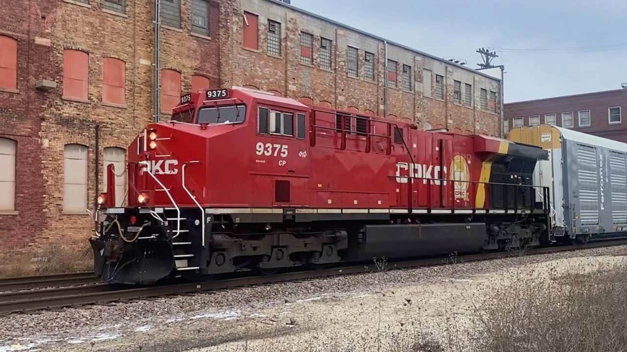 CPKC 9375 leads train 149 in Milwaukee - YouTube