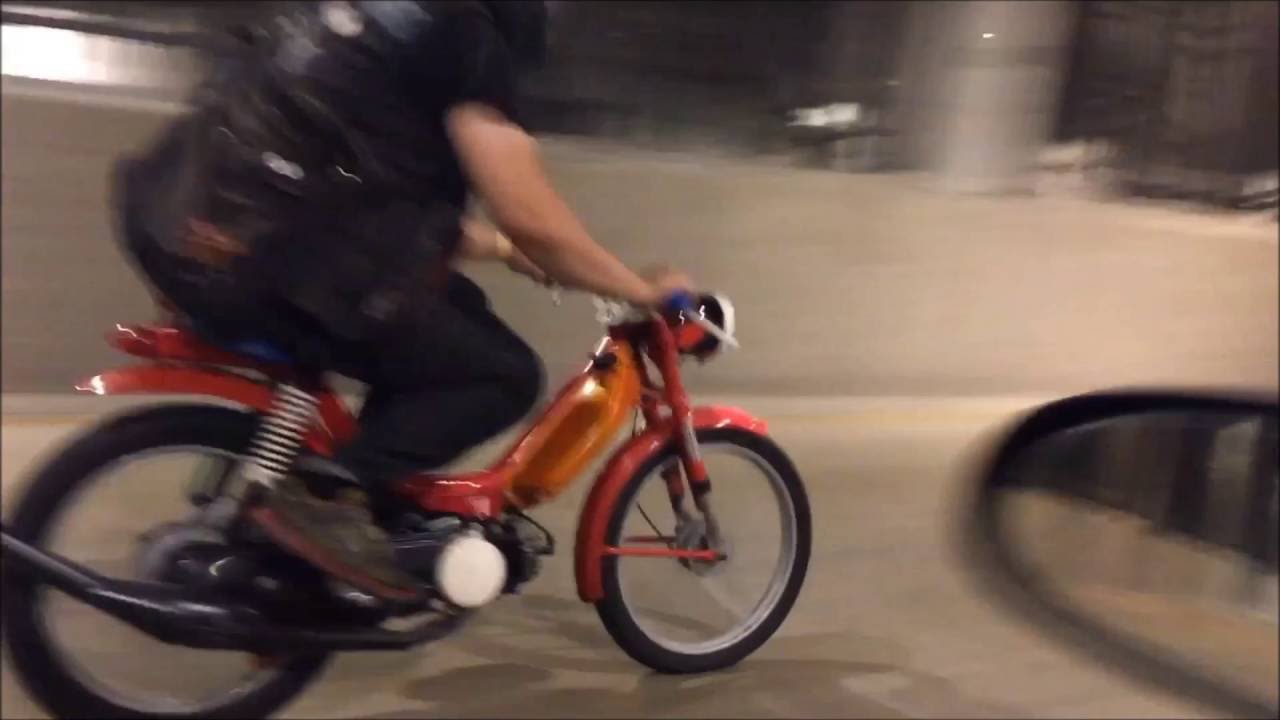 Moped gang riding in the City of Chicago. - YouTube