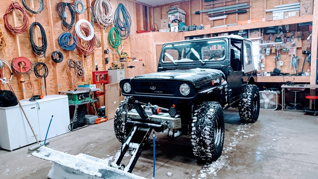 Mahindra roxor plowing snow - YouTube
