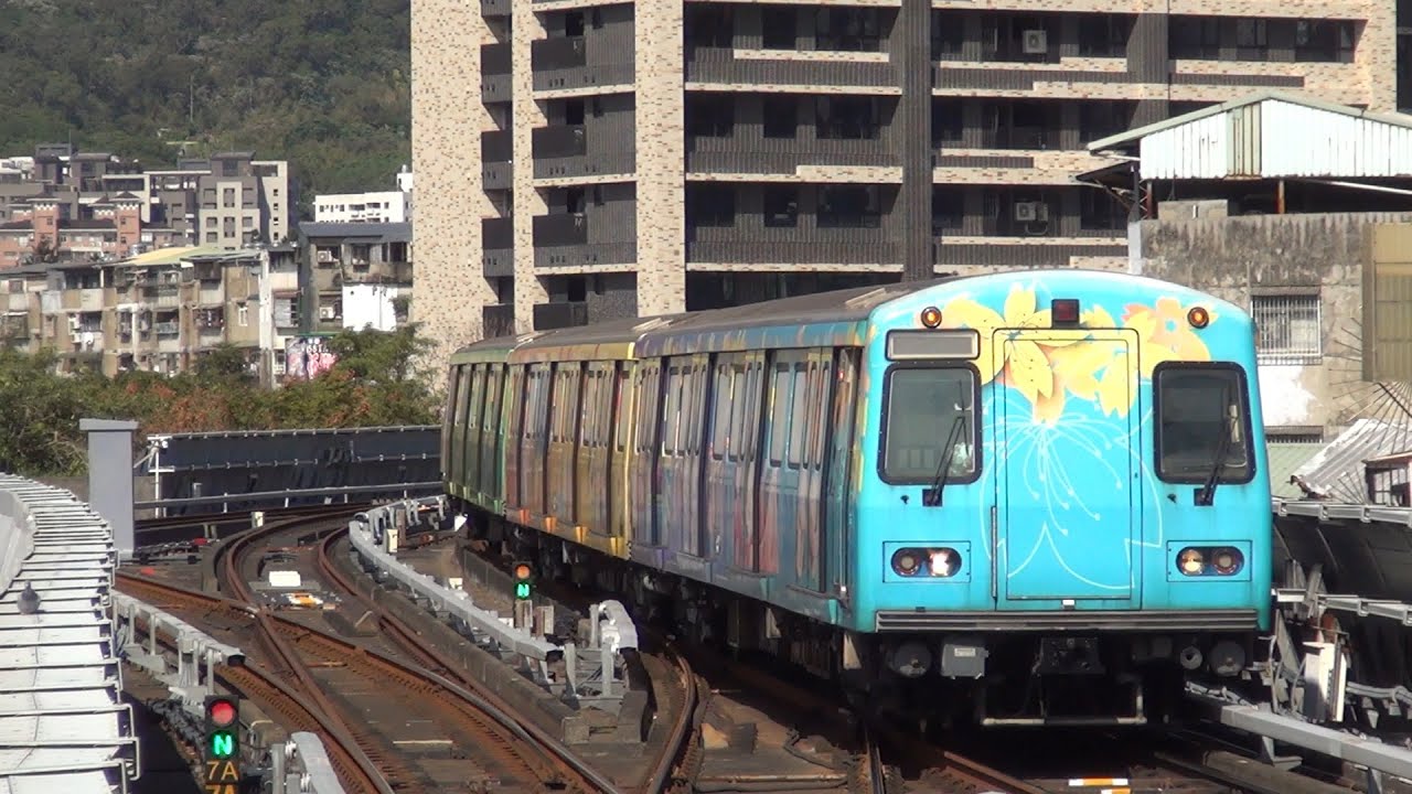 C371型 台北捷運 2024.01.18 北投站(R22) 新北投支線彩繪列車進站【150次】TRTC (Taipei Metro ...