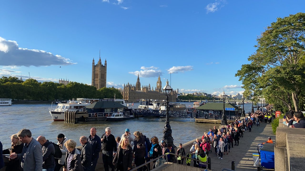 Live from London: The queue for Queen’s lying-in-state - YouTube