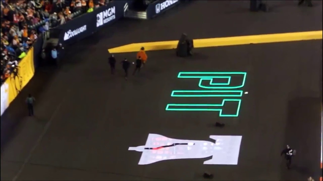 Gritty Running on field Stadium Series, Philly 2/23/19 - YouTube