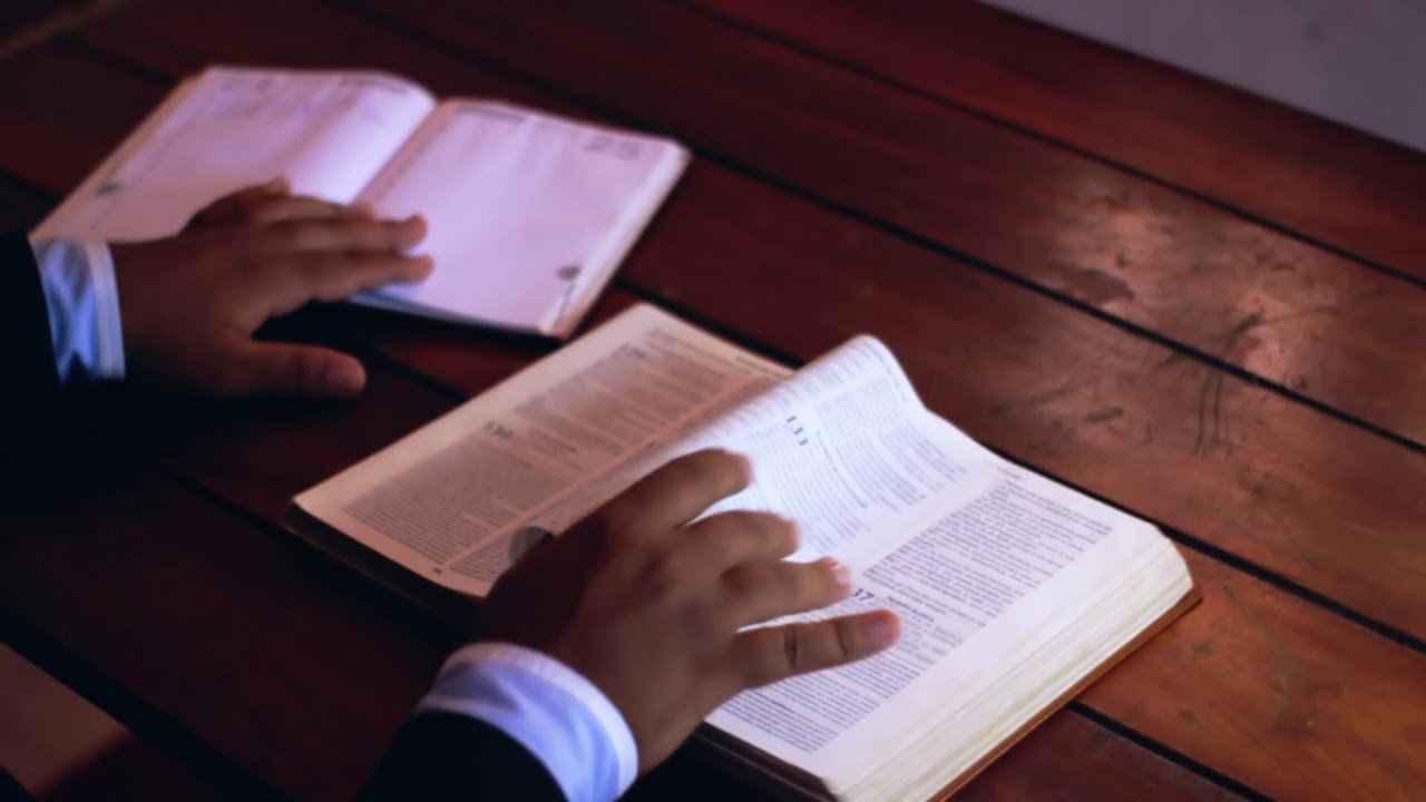 FREE STOCK FOOTAGE OF A MAN READING BIBLE - FULL HD ( NO COPY RIGHT ...