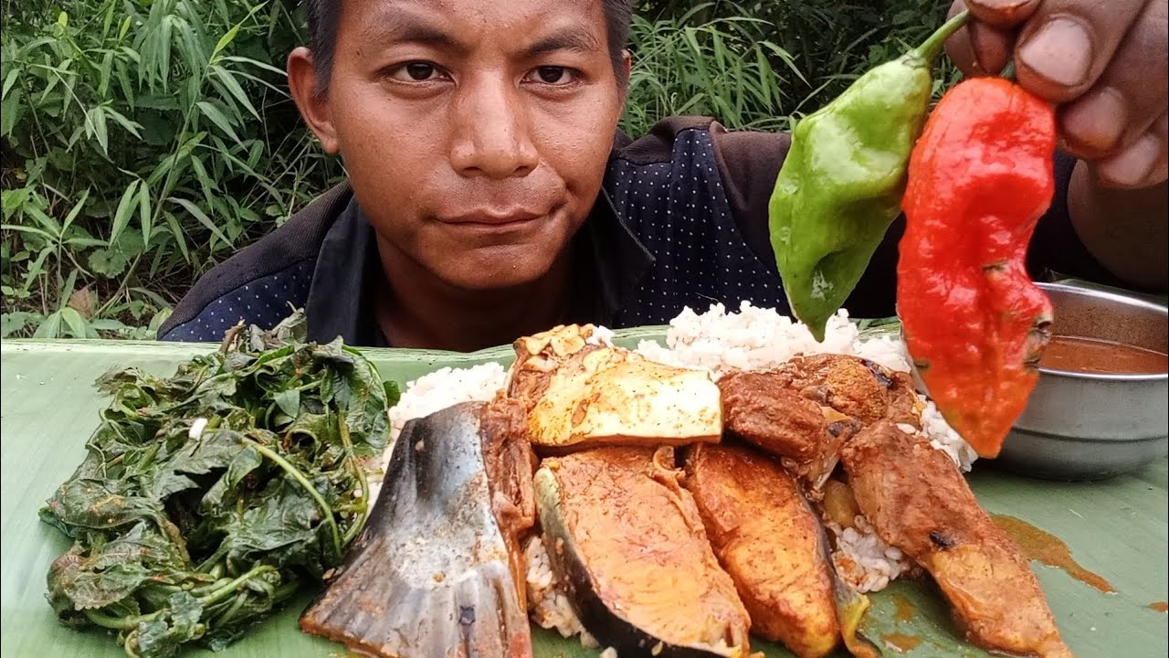 Eating my favorite tender fish, with sticky rice + 2 naga Kingchilli ...