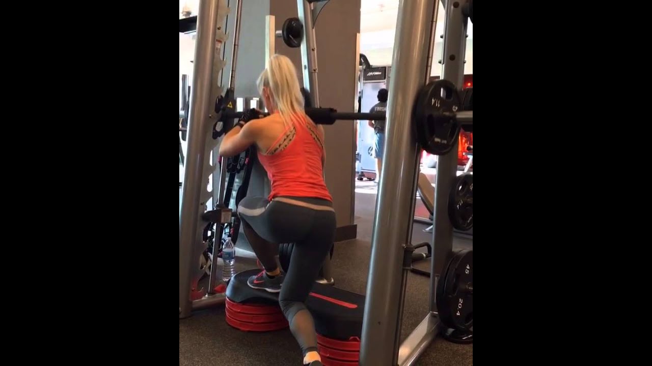 Elevated Side Curtsy Lunge at Smith Machine (glutes, legs) - YouTube
