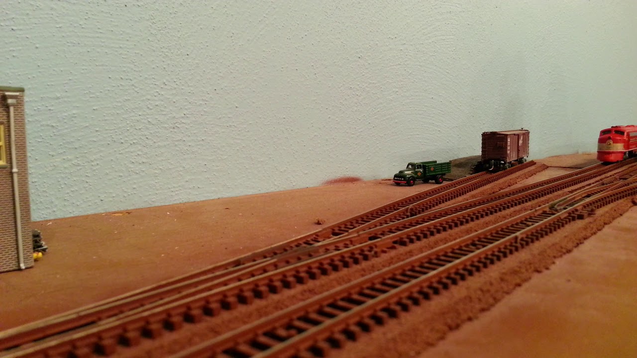 N Scale Frisco E8's with Texas Special cars - YouTube