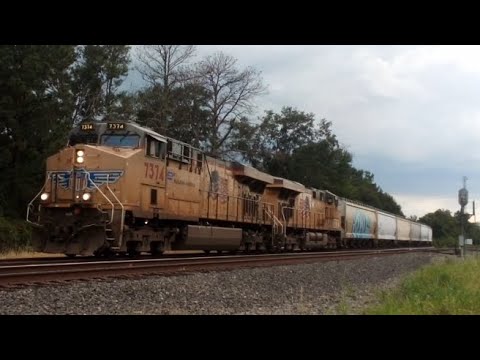 Dual GEVOs!!! UP #7374 leads a slow long EB UP M-HOLI24 out of Lake Charles, Louisiana!!! - YouTube