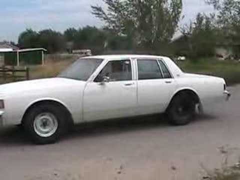 burnout in my 90 caprice police car - YouTube
