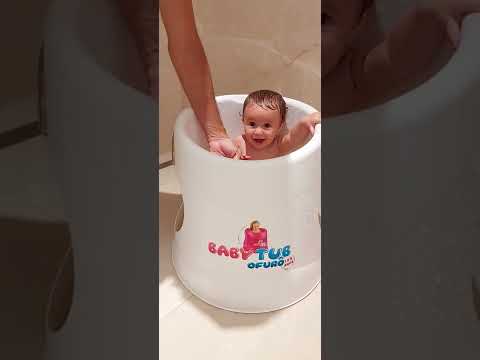 Papai da Elisa mostrando a transição da BabyTub Evolution 0 a 8 meses para BabyTub Ofurô 1 a 6 anos