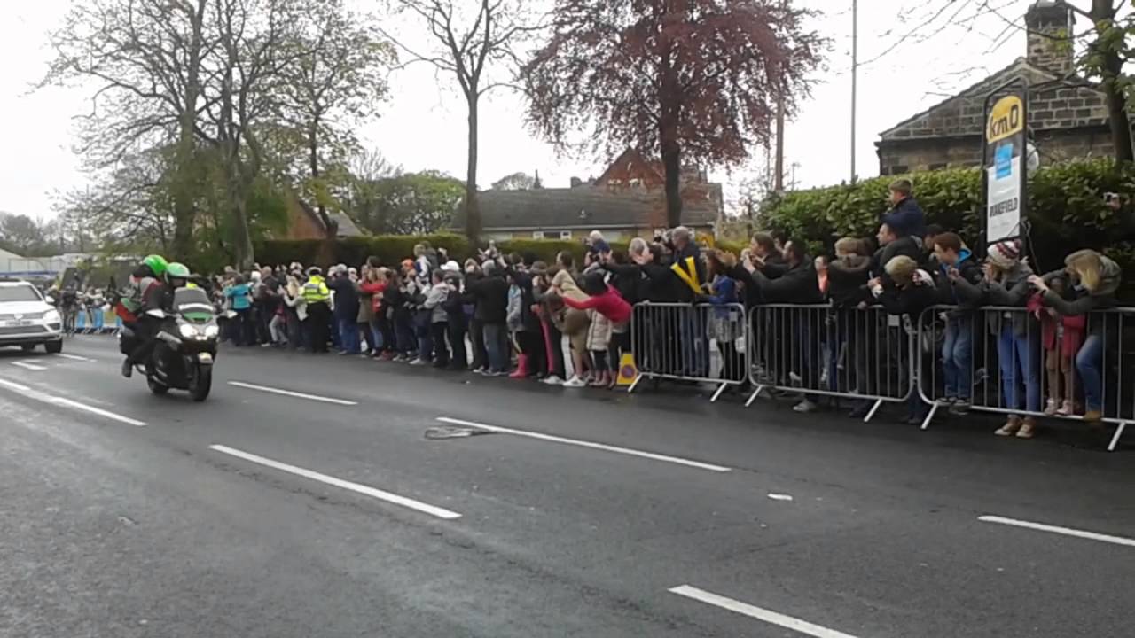 Tour De Yorkshire - The Start - Agbrigg Road Wakefield - YouTube