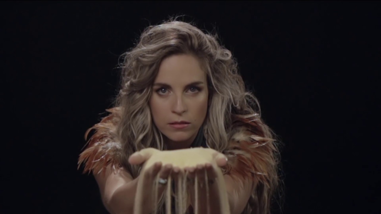 Daniela De Mari: "Latiendo en la Tierra" - YouTube