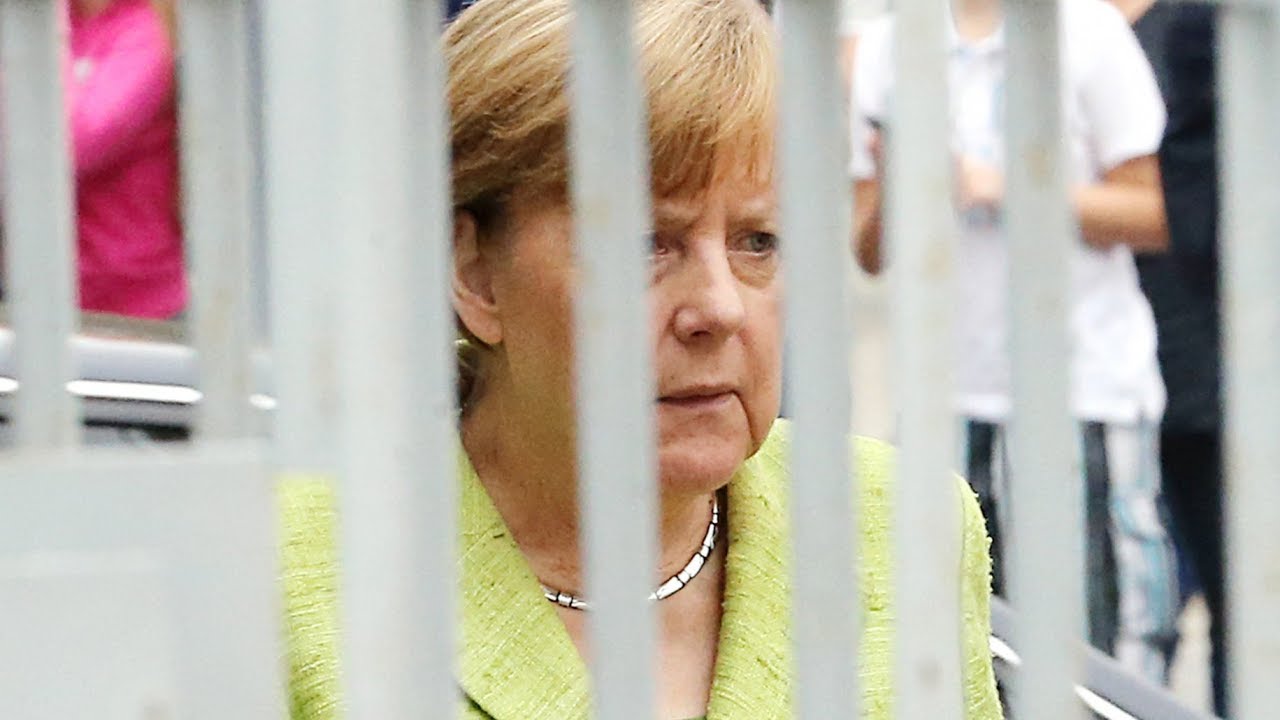 Merkel besucht Stasi-Opfer Gedenkstätte - YouTube