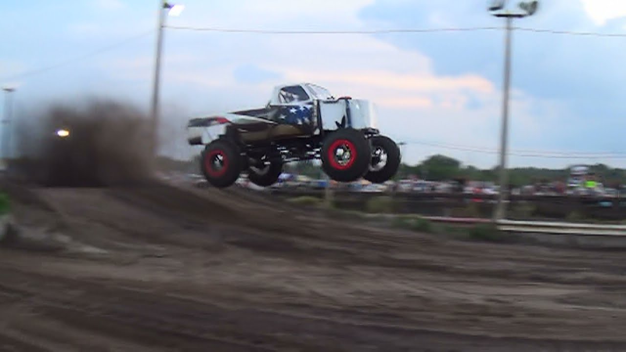 MEGA TRUCK CHEVY...MR. CLASIC @ Bithlo Mud Bog - YouTube