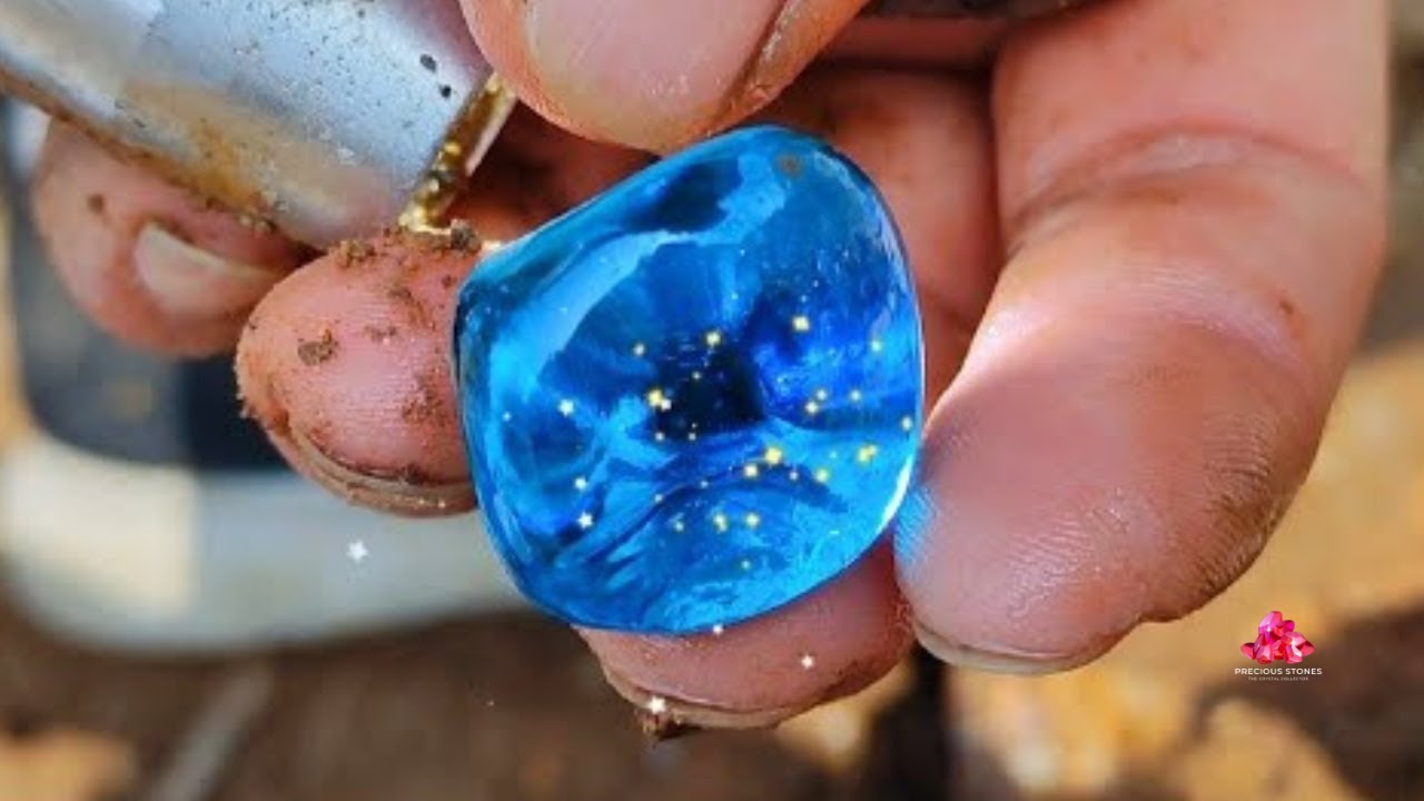 Fantastic! Huge blue diamond surrounded by many small diamonds - YouTube