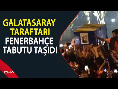 Galatasaraylı taraftarlar, Taksim’de sarı-lacivert tabut taşıdı