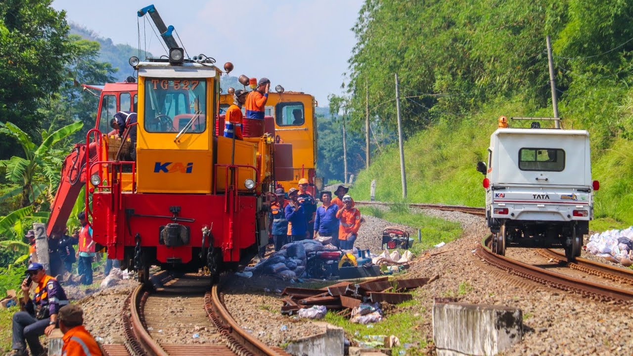 Kereta Api | Hujan Deras Mengakibatkan Longsor Di Petak St Sukatani Km ...