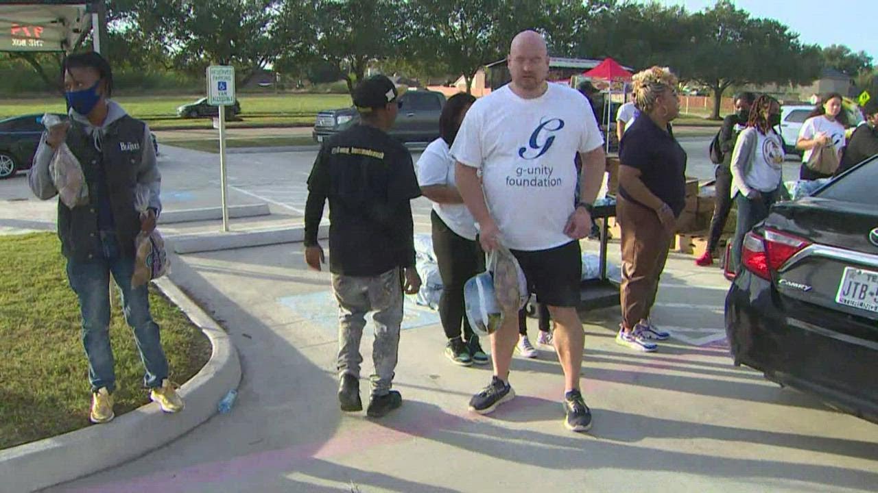 50 Cent's G-Unity Foundation gives away free turkeys - YouTube