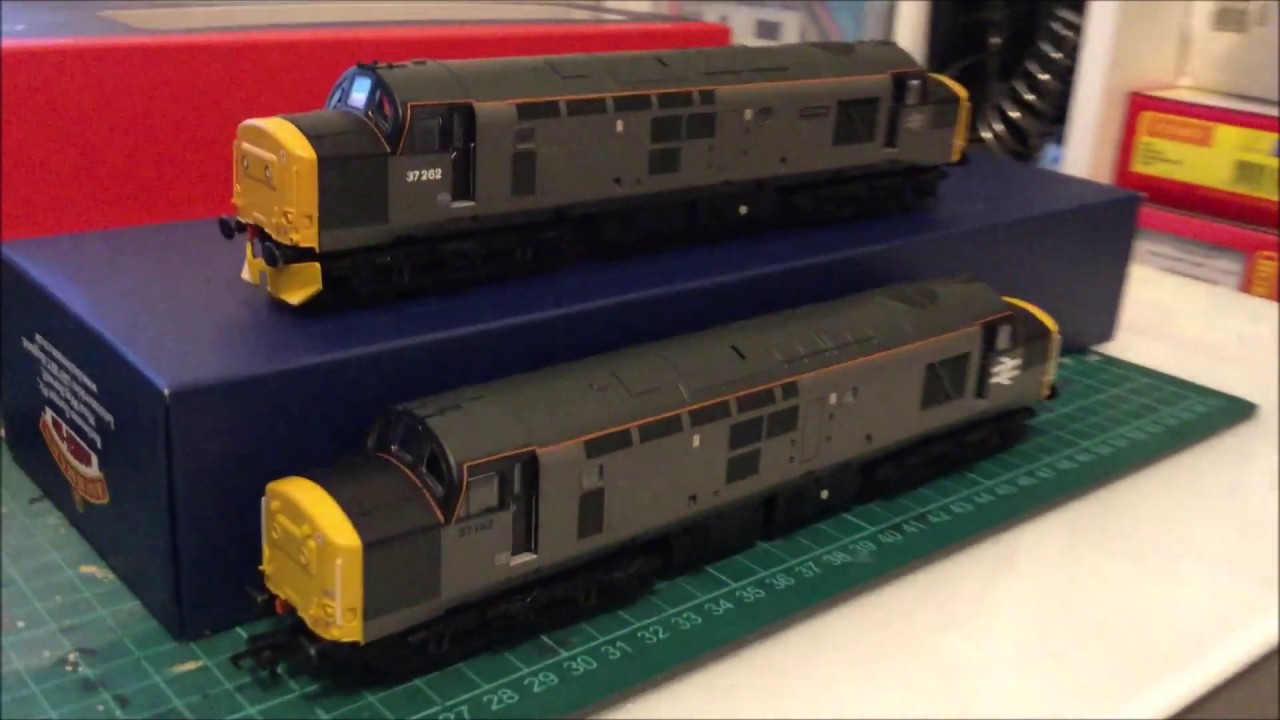 Re-finishing a Bachmann 37 to 37262 Dounreay - YouTube