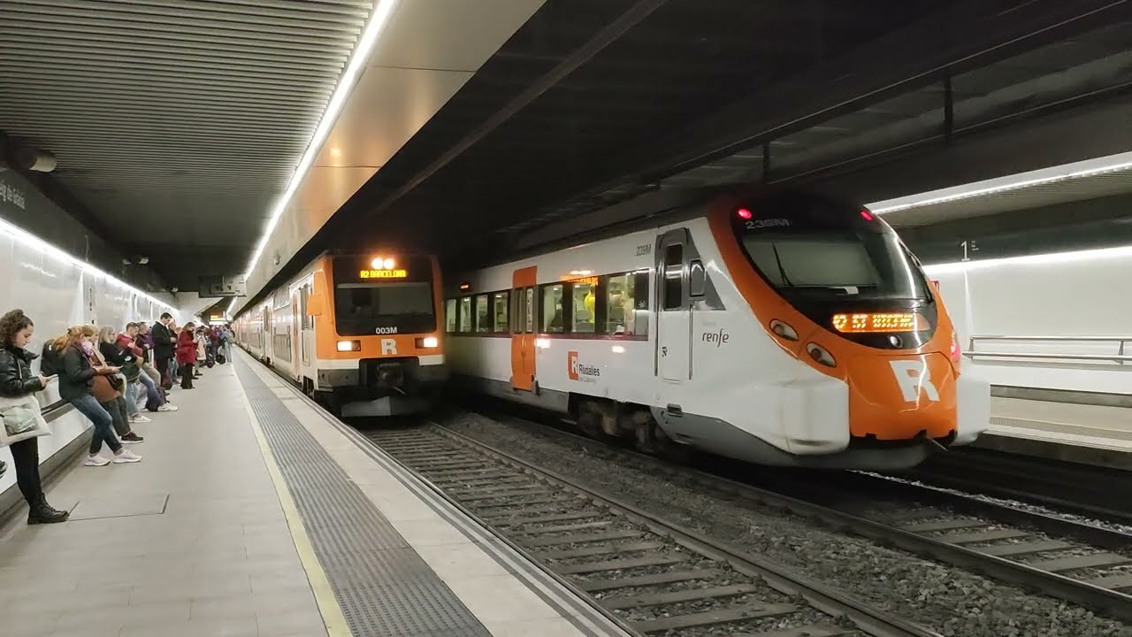 Renfe S-450 de la R2 saliendo de Barcelona Passeig de Gràcia - YouTube