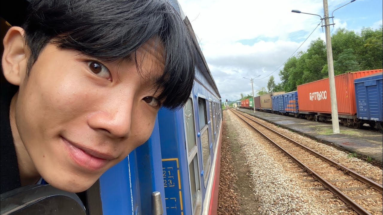 I buy the cheapest tickets of the train SE21!Sinh viên đi tàu hỏa ngồi ...