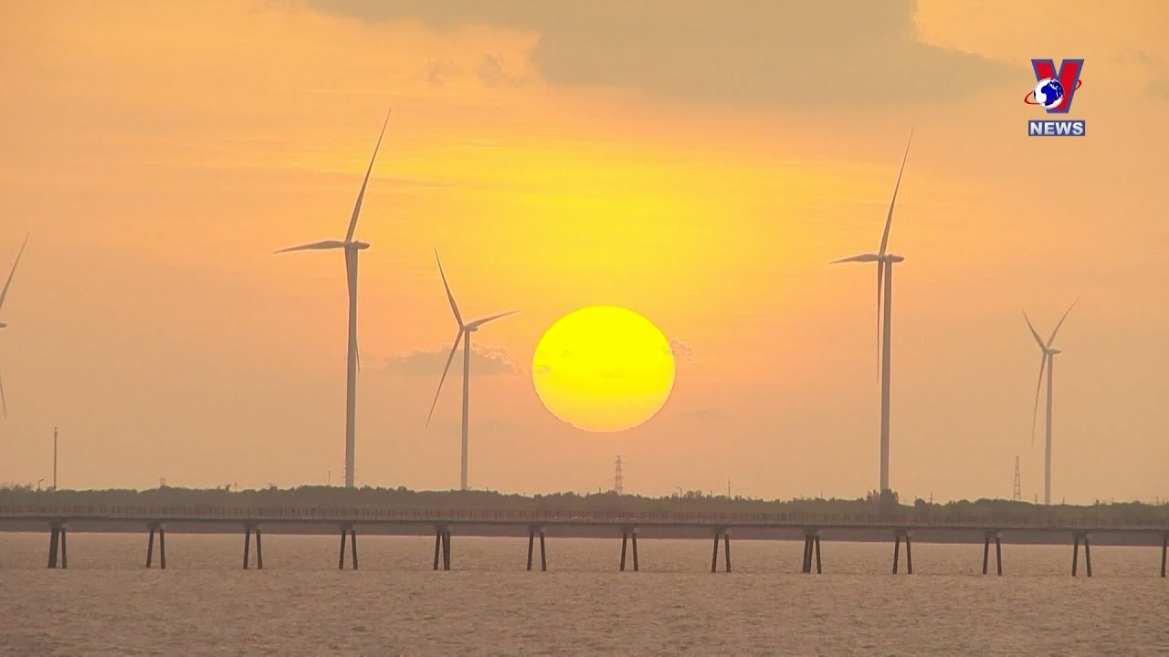 Stunning wind farm in Bac Lieu province - YouTube