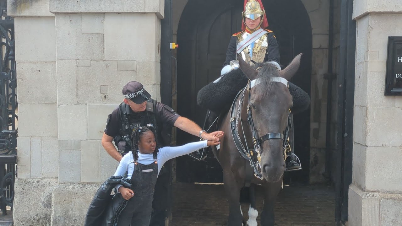 Police Officer Reassures Crying Girl - YouTube