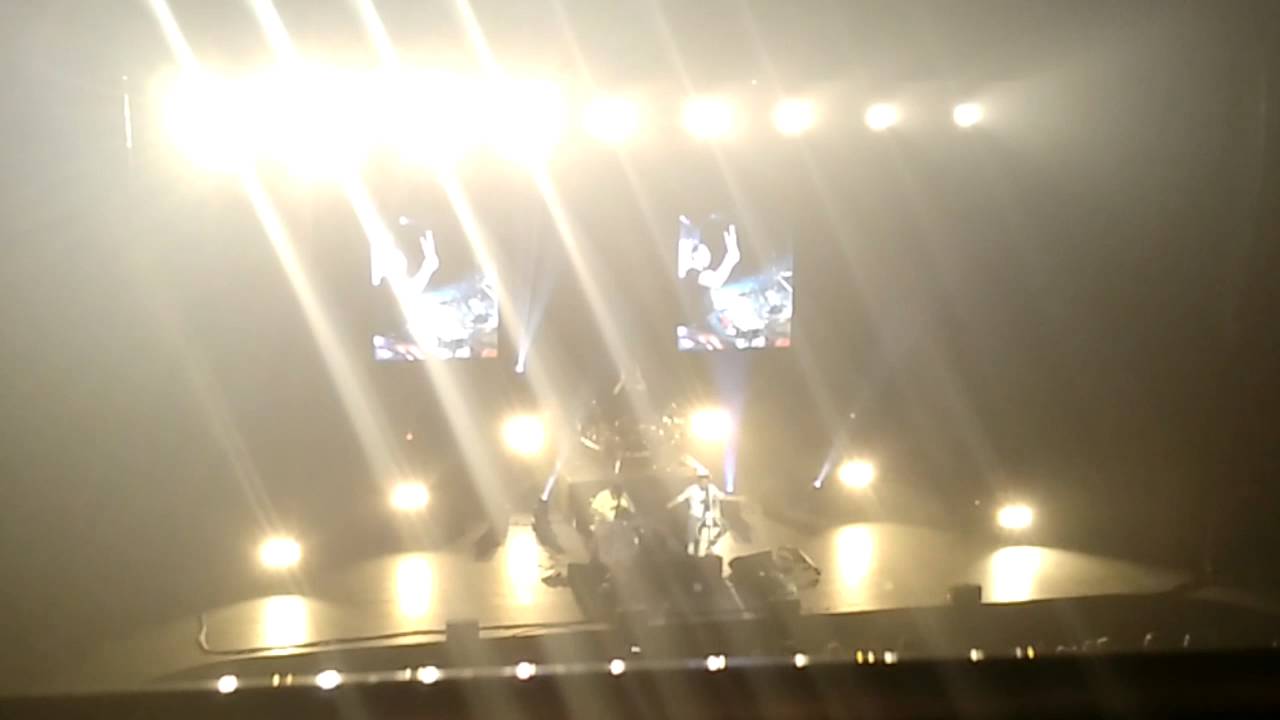 2Cellos - Thunderstruck (Live in Toronto - February 13th, 2016) - YouTube