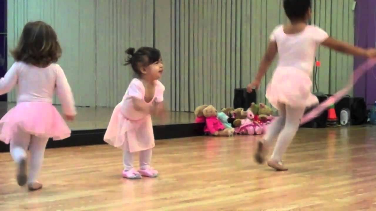 Toddler Sofia Ali~1st Ballet Class (Clapping fever!) - YouTube