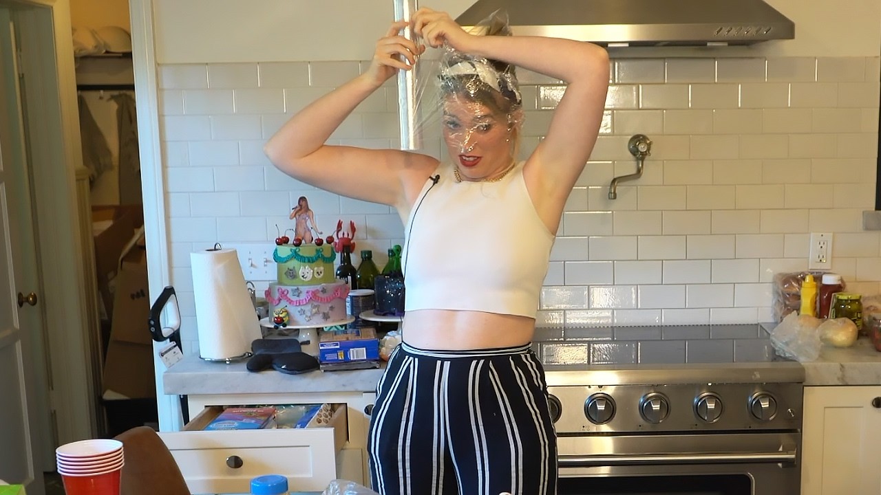 QTCinderella shows off perfect cooking technique... - YouTube