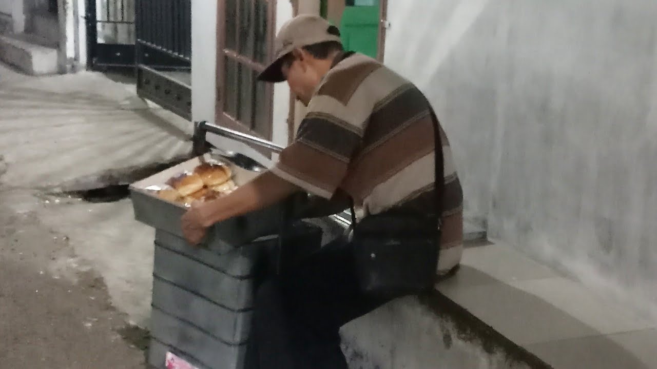 PAK SURIP SUDAH 22 TAHUN - PENJUAL ROTI KELILING - INDONESIAN STREET ...