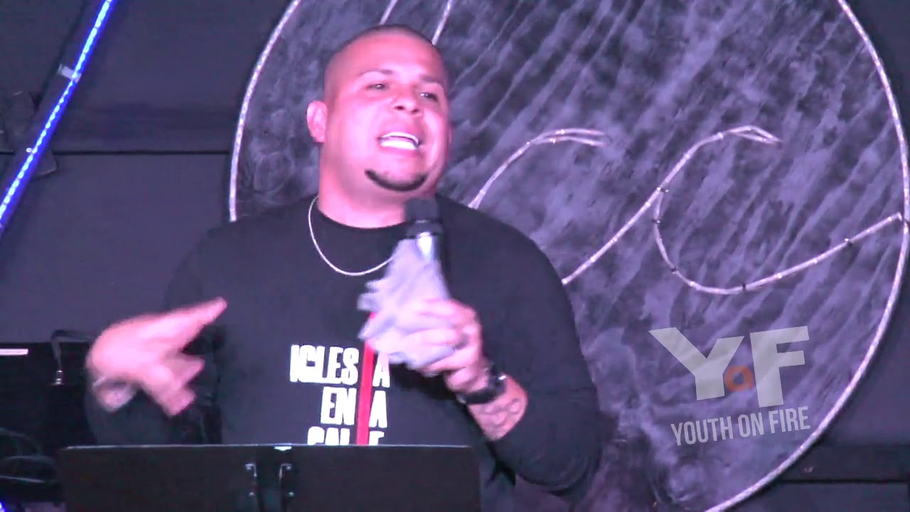 Evangelista Bryan Caro con Youth on Fire: Identidad - YouTube