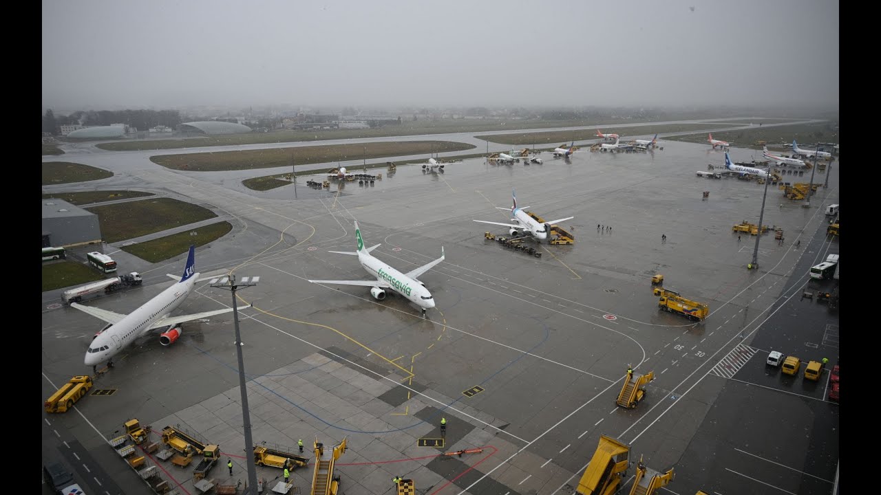 Salzburg Airport / LOWS / SZG action - YouTube