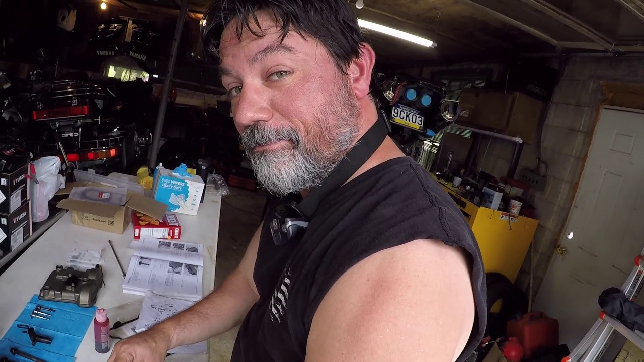 How to assemble the rear cylinder on an RC51 - YouTube