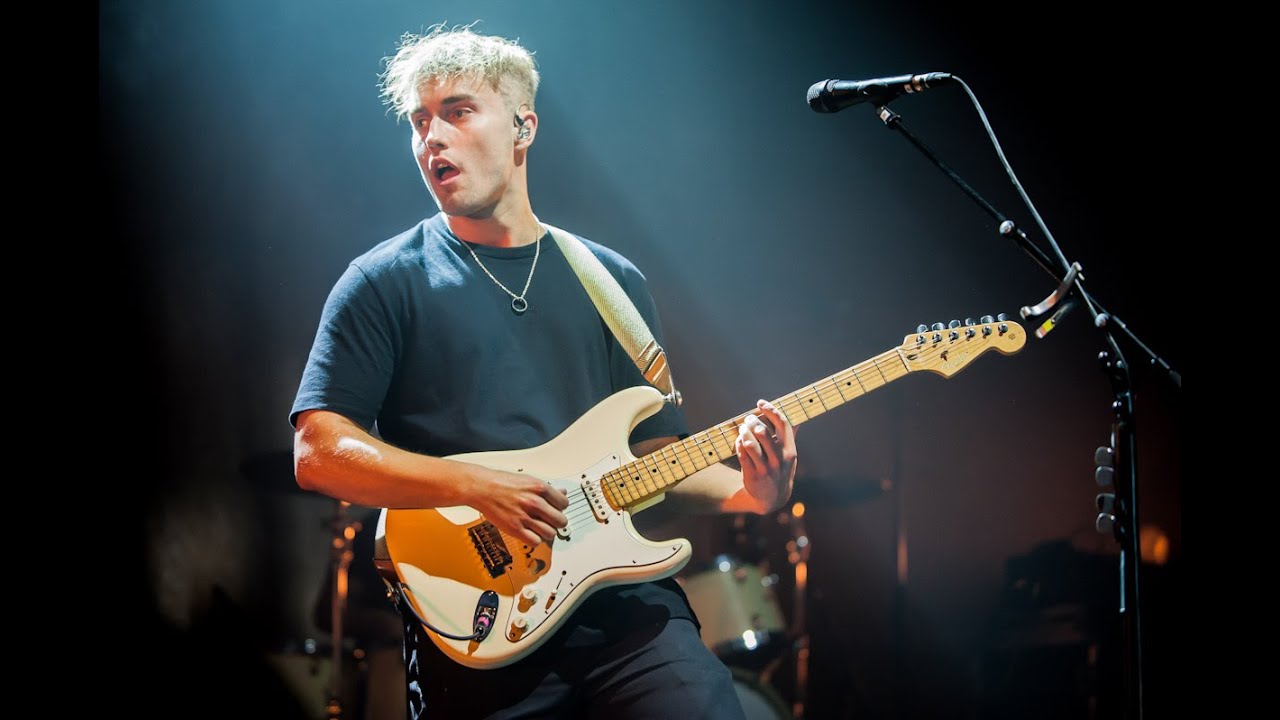 Dancing in the Dark in Dublin SAM FENDER LIVE - YouTube