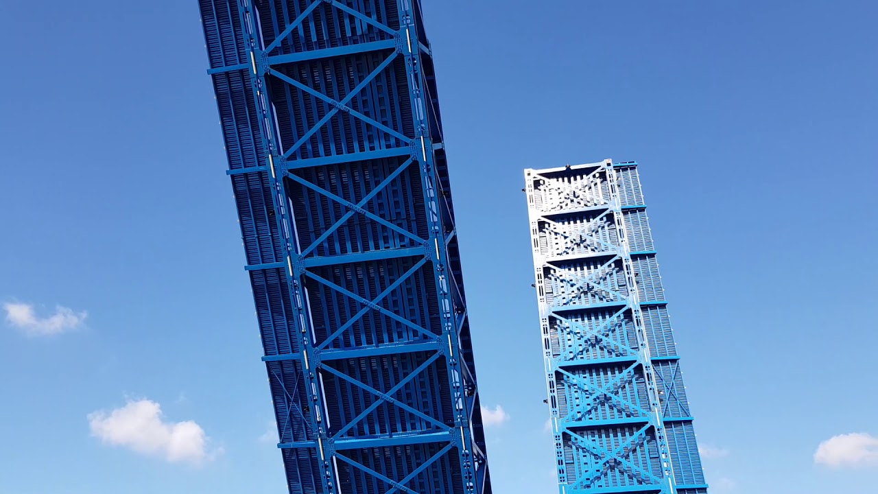 Giant bridge moving in Netherlands... - YouTube