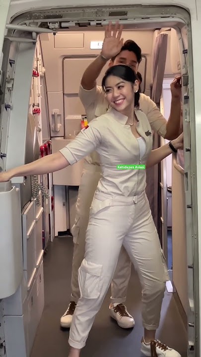 Pramugari KEREN Mba Tia dan Lutfie Close Door Pesawat 🥰 - YouTube