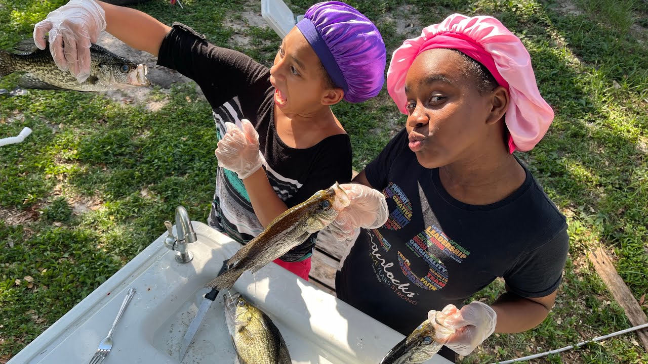Teaching my daughters how to clean fish #family - YouTube