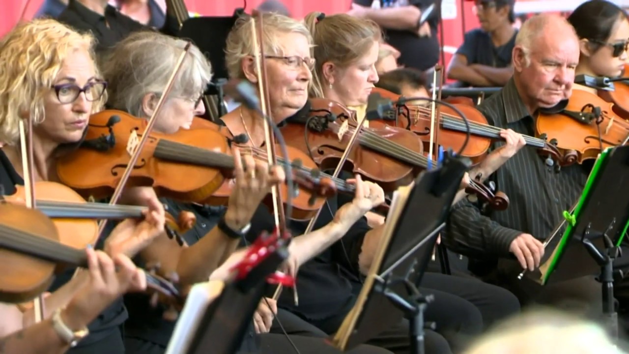 Themes From 007 (James Bond Theme performed by Auckland Symphony ...