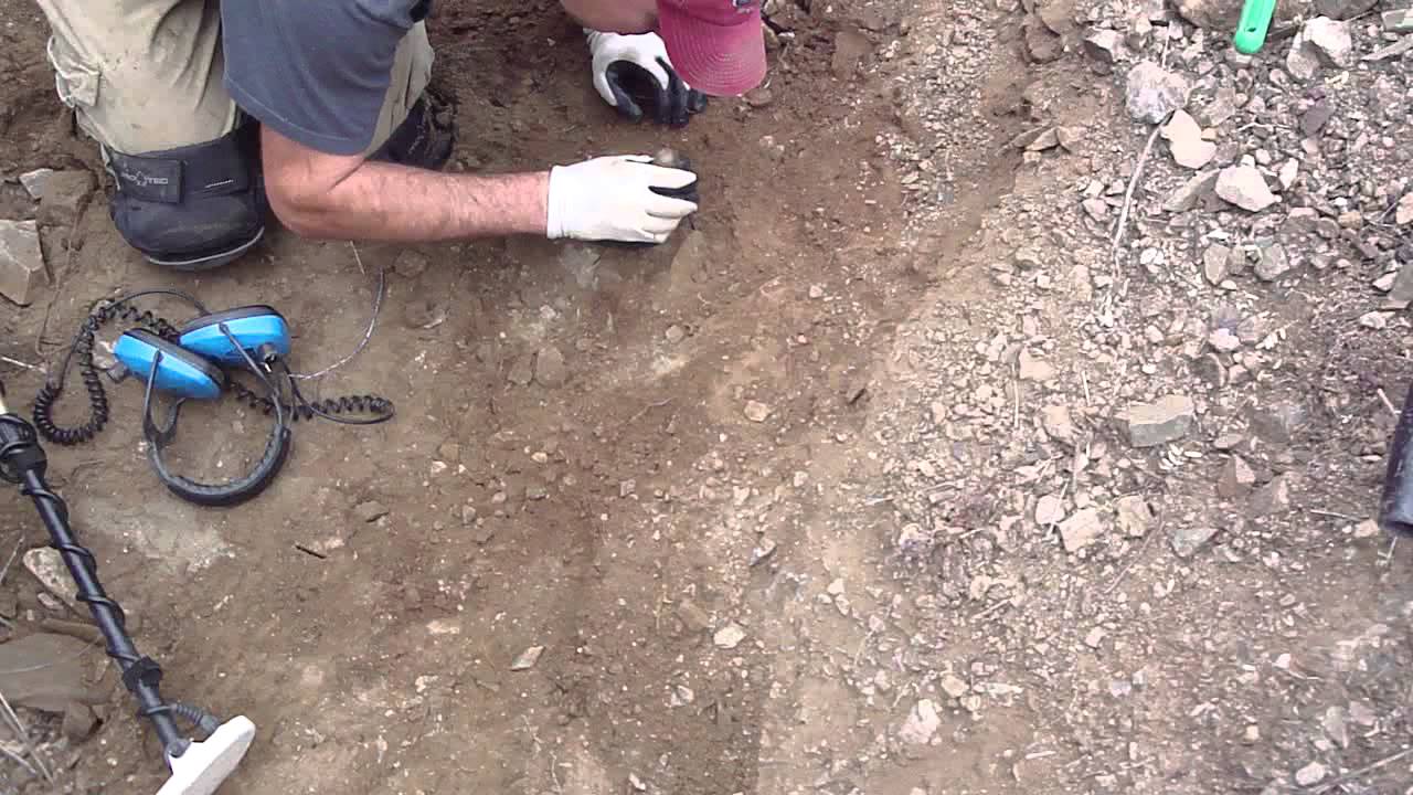 A buddy finding nuggets with the Gold Bug II in Arizona - YouTube