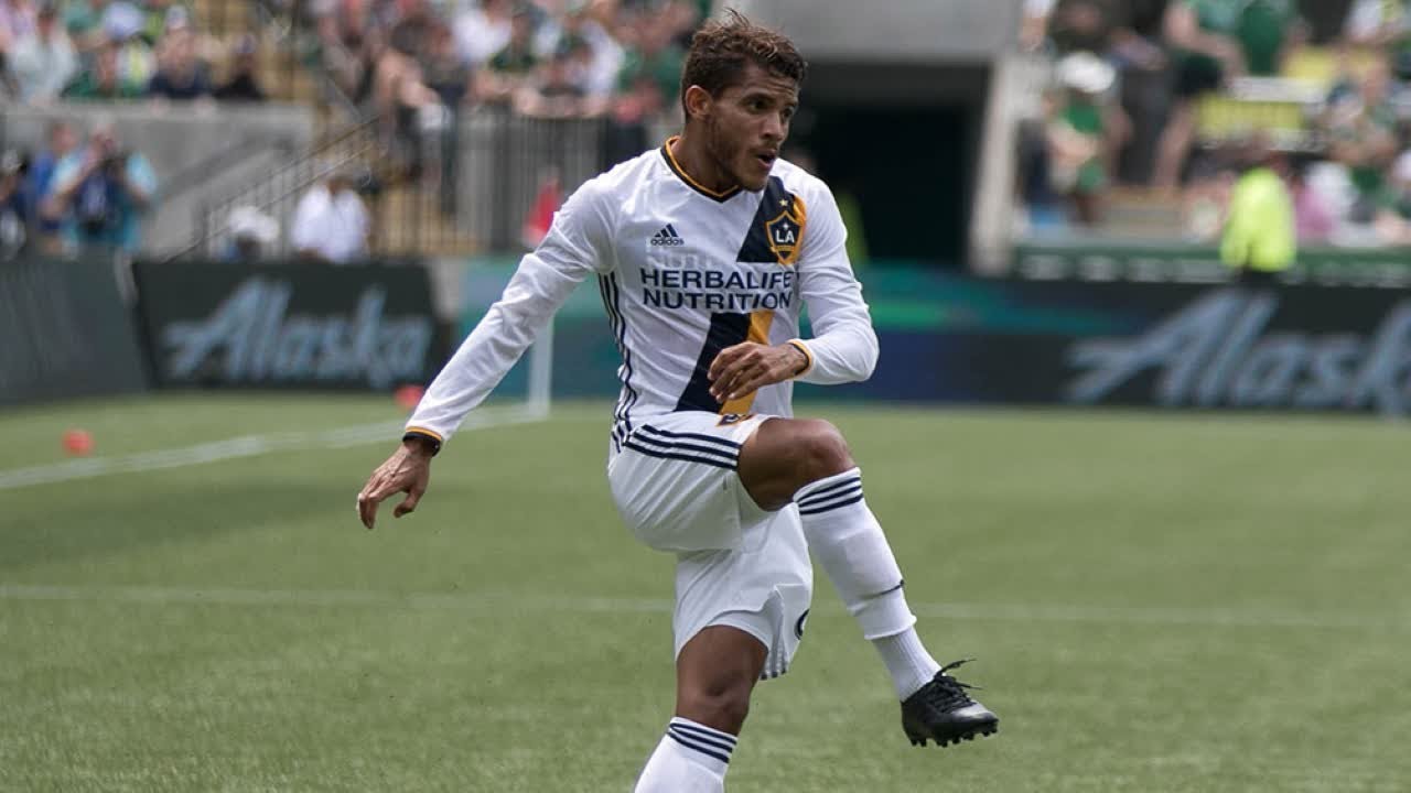 Jona marca su primer gol de la campaña con el Galaxy - YouTube