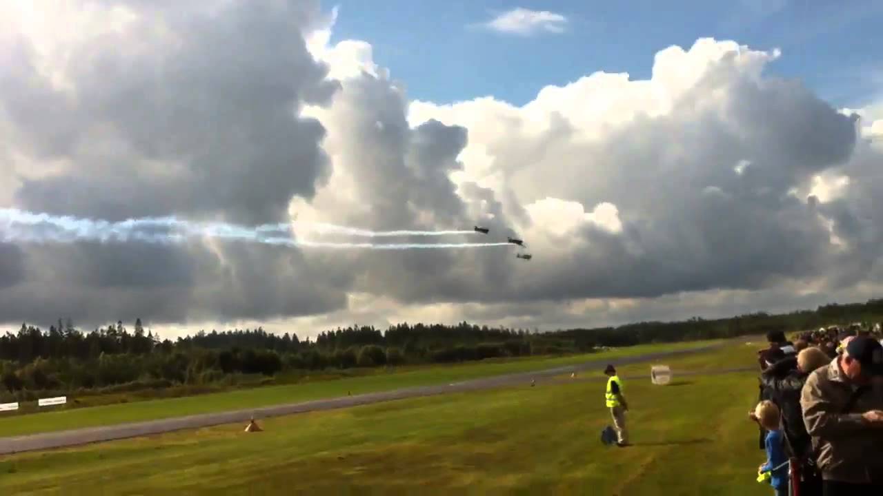 3 Swedish B17 Bombplanes - YouTube